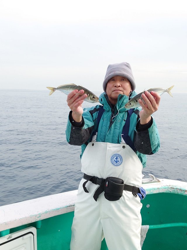 【釣果速報】神奈川県ちがさき丸でアジ竿頭51匹の好釣果！ゲストに5kgのマダイも大ヒット！釣れる仕掛けを船長に聞きました！｜釣りまとめアンテナ