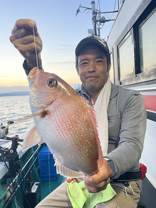 【釣果速報】和歌山県良栄丸で46cmの良型マダイをget! 高級魚メイチダイも混じり、お土産豪華に!!|釣りまとめアンテナ