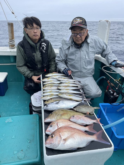 【釣果速報】和歌山県良栄丸で良型マダイも魚種豊富に釣れた~!楽しい釣行にしたいなら今がおすすめ!|釣りまとめアンテナ